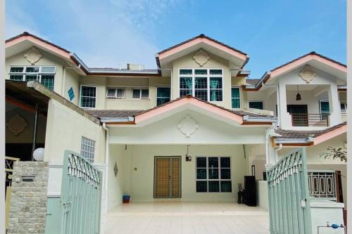 Lily Vacation Home At Cameron Highlands - 12 Pax,free Wifi W Carporch - Cameron Highlands