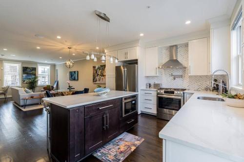 Urban Oasis 3 Bdr 2 And Half Baths Queen Sofa Bed In Living Room Free Parking - Washington, D.C.