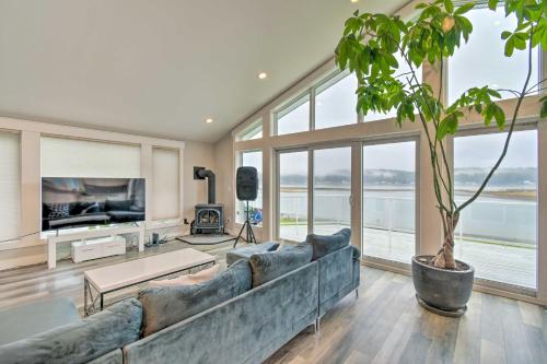 Scenic & Spacious Getaway On North Bay W/ Deck! - Belfair State Park, Belfair