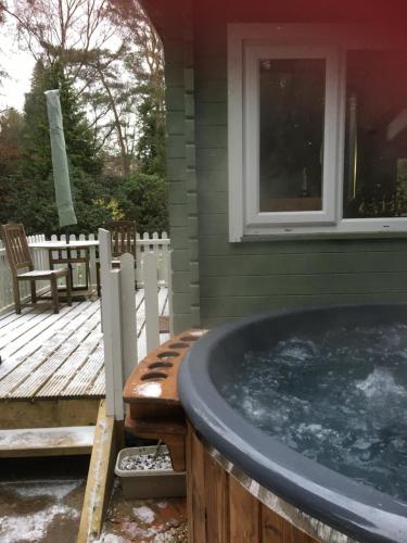 Woodland Cabin With Private Wood-fired Hot-tub - Farnham