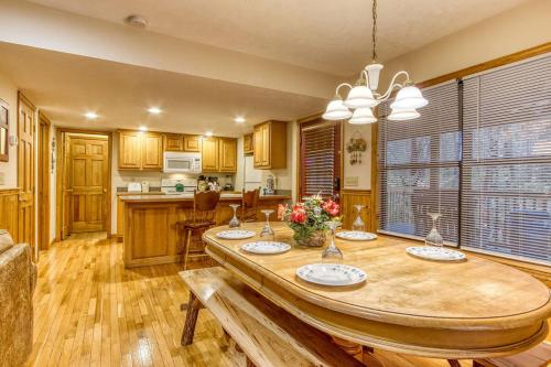 Brentwood, Resort Pool, Free Attraction Tickets, Near Parkway, Hot Tub, Arcade Game, Wifi!!! - Pigeon Forge, TN
