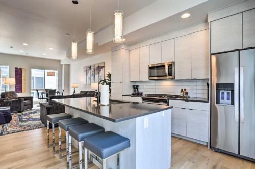Trendy Denver Townhome - Walk To Mile High Stadium - Mile High Stadium - Denver