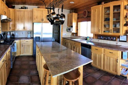 Red Rock Ranch Log Cabin: Large, Fully Furnished - Boulder, UT
