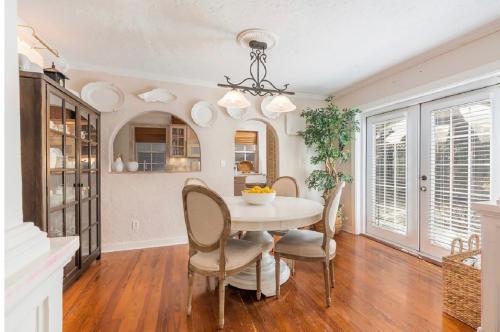 Tropical Designer House In Heart Of Antique Row Wpb - Palm Beach, FL