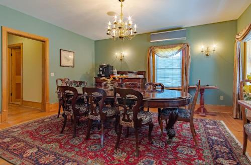 Emilyville Inn - Campbellford