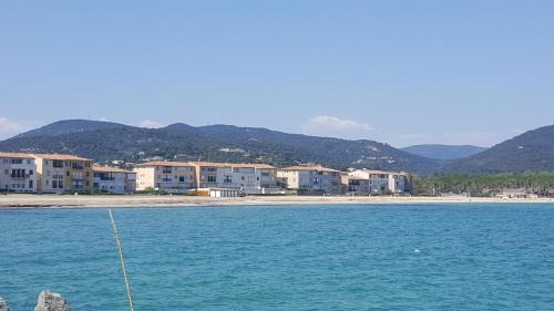 Les Pieds Dans L'eau - Grimaud
