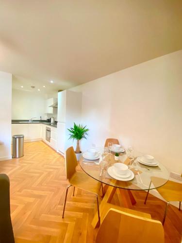 2 Double Beds Or 4 Singles, 2 Bathrooms, Free Parking, Smart Tv's, Close To Gunwharf Quays, Beach & - Portsmouth
