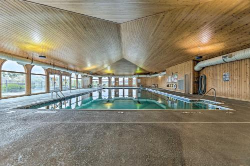 Bright Manistee Condo W/ Beach + Pool Access! - Orchard Beach, Manistee