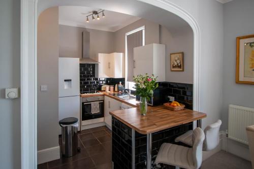 Grand 2 Bed Georgian Apartment At Florence House With King Bed, In The Heart Of Herne Bay & 300m Fro - Herne Bay