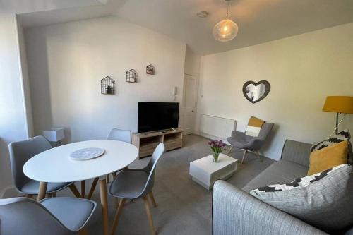 No 10 Immaculate City Centre, Top Floor 2 Bed Flat With Free Parking - Loch Ness
