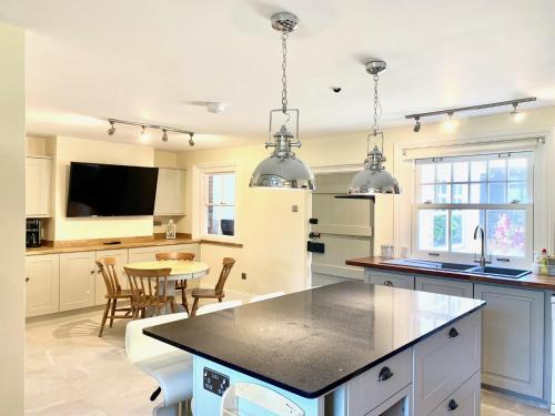 The Farmhouse - Sleeps 12 With Private Grounds - Kent