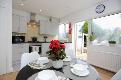 Aisiki Stays Apartments At Hillingdon, 3-bedroom & 2-bathroom, Pet-friendly House With Garden, King - Hayes