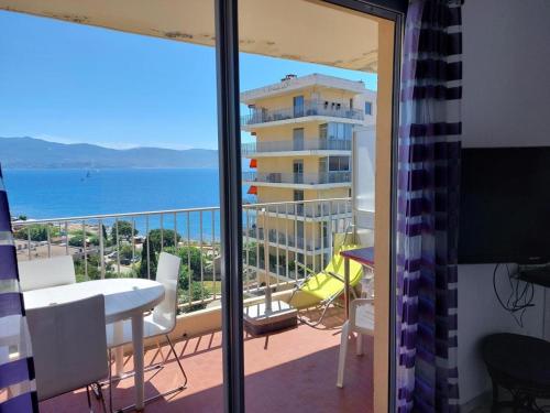 Ajaccio Vue Imprenable Appt 3 P Pour 4 Ou 5 Personnes Sanguinaires 300m Plages Et Merpersonnes - Ajaccio