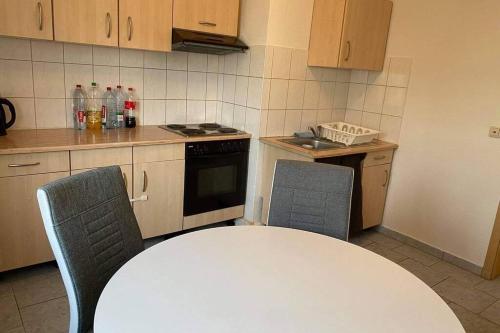 Beste Lage In Rostock: 2-zimmerwohnung Mit Balkon Im 1.og - Rostock