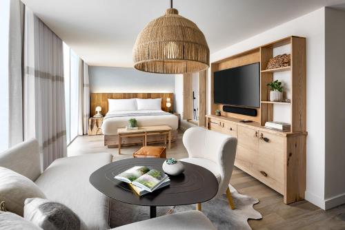 10 Hotels With Rooftop Pools In Toronto, Canada - Updated | Trip101