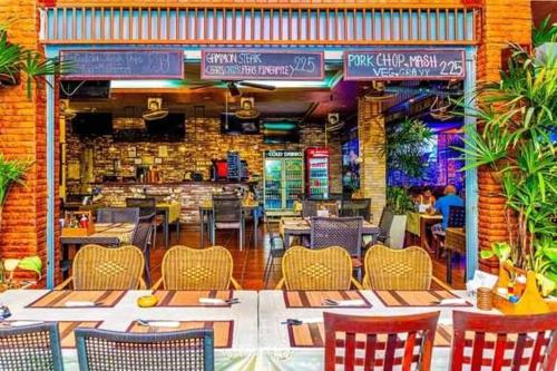 Jolly Guesthouse & Restaurant - Rayong