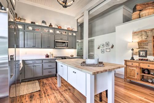 'The Ruebling House': Bright, Modern, & Renovated! - Eureka, MO
