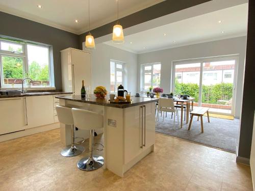Beautiful Large 4 Bedroom House - 5 Minute Walk To The Best Beach! - Great Location - Garden - Parki - Bournemouth