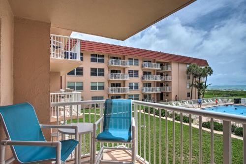Sunny Cocoa Beach Condo W/ Balcony & Pool Access - Cocoa Beach, FL
