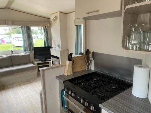 5 Mins Walk To Beach. 3 Bedroom Caravan. Sleeps 8 - Essex
