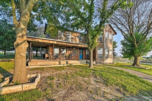 Charming Hamilton Farmhouse W/ Country Views! - Hamilton, TX