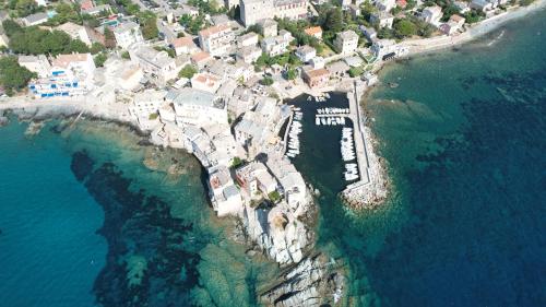 Une Grande Terrasse Sur La Mer - Brando