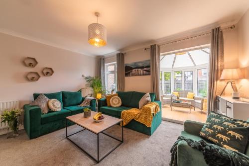 3 Bed Spacious Stylish House, Southampton - Off Road Parking & Private Garden - Sleeps 7, Close To C - Southampton
