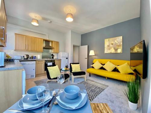 Trendy Stylish Apartment! - 5 Minute Walk To The Best Beach! - Great Location - Parking - Fast Wifi - Poole