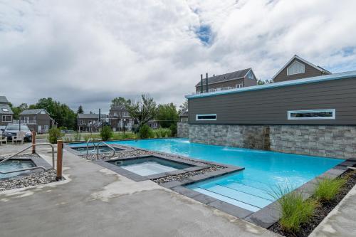 Condo Climatise Pres Du Mont Sainte-anne Avec Parc Aquatique, Piscine, Spa, Gym, Arcades Et Billard - Québec
