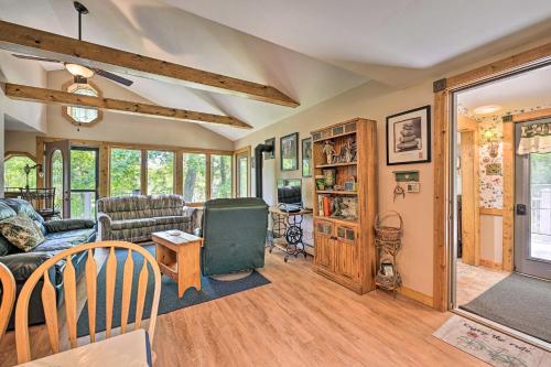 Lakeside Iola Hideaway: Stunning Nature Views - Blue Mountain Lake, Ogdensburg