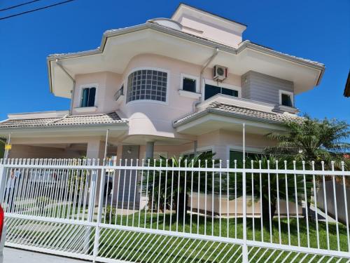 Casa Rosa Com 7 Quartos - Edicula Completa A 150 Metros Da Praia - Florianópolis