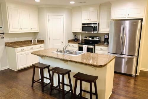 Peaceful 3br/2ba Hidden Lake Home Near Acom W/wifi - Dothan, AL