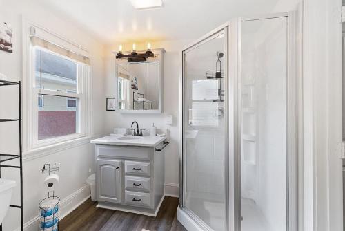 King,parking,ac,deck,train,uni,hospital - Bryn Mawr, PA