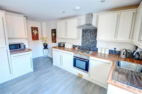 Hotties House - Two-bed Cottage, Dog-friendly & Off-street Parking - - Scarborough