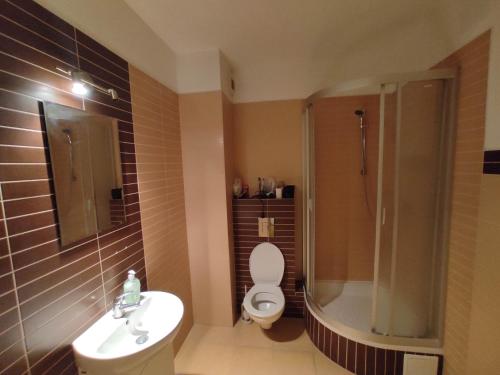 Nice Room With 2 Shared Bathrooms ,Wc , 2km To Old Town -100m From Metro Szwedzka - Warschau