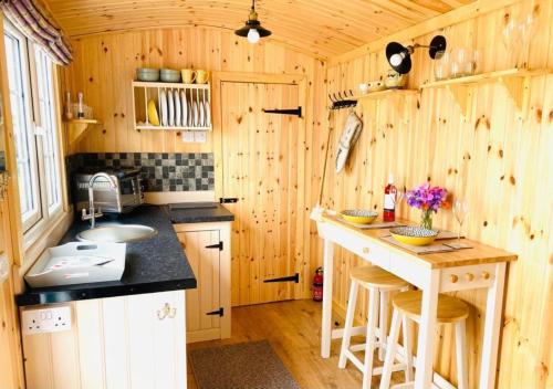 Woodhead Shepherds Hut - Sleeps 2 - Parking - Perth