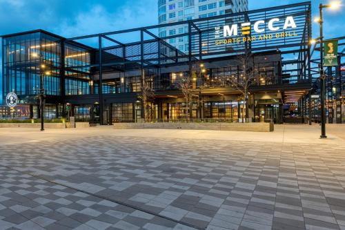 Flexhome Skywalk To Fiserv U1 Rooftopgymparking - Milwaukee, WI