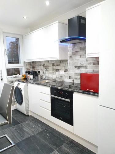 Glasgow Comfortable And Modern 3 Bedroom Mid Terraced Villa - Glasgow
