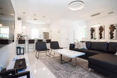 Across The Ocean Few Steps To Beach Contemporary Three Bedroom Townhouse - Pompano Beach, FL
