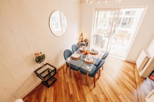 Booker Avenue House - 4 Bedroom House With Garden And Parking - Milton Keynes