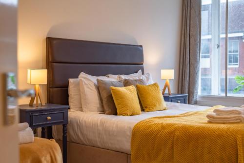 Cosy & Bright 2 Bedroom Apartment In Newbury Town Centre - Sleeps 7 - Newbury