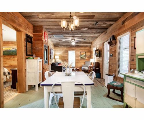 Beary Relaxing Cabin - Rustic With Outdoor Patio - Townsend, TN