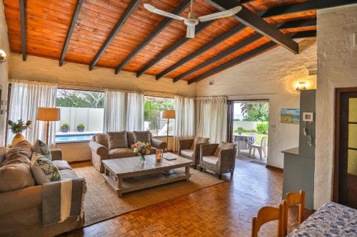 One Jack Powell House- Classic Family Home Steps Away From The Beach - Dolphin Coast
