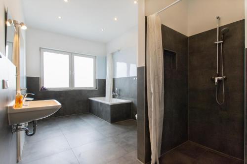 Tolstov Apartments - 250m2 Loft With 6 Rooms Im Industriegebiet - 20 Min Messe Dus & Old Town Dus - Düsseldorf