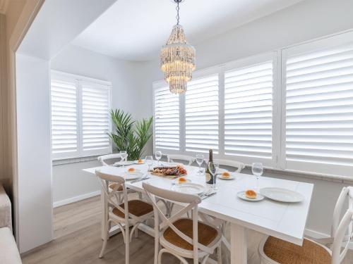 Louisa Court, 2,49 Donald St - Beautifully Furnished Unit In The Heart Of Town With Air Con And Wi-f - Nelson Bay
