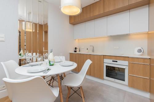 Mennica Residence - City Center Apartments By Noclegi Renters - ワルシャワ