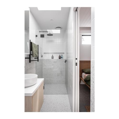 Modern Studio With Outdoor Bath And Cabin Sauna - Wollongong