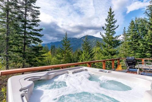 Hot Tub Cool Views: Roaring Creek Cabin - Lake Chelan, WA