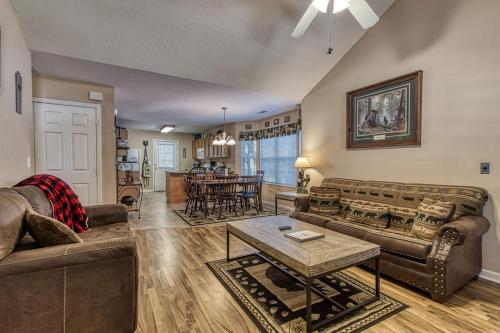 Rock Of Ages, Hot Tub, Game Room, Wifi, Free Attraction Tickets, Near Parkway!!! - Pigeon Forge, TN