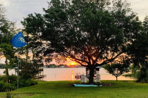 Chain Of Lakes - Sunrise On Lake Idylwild - Tiki Bar, Dock & Kayaks - Legoland - Winter Haven, FL